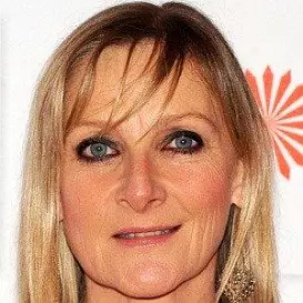 Lesley Sharp – Age, Bio, Personal Life, Family & Stats | CelebsAges
